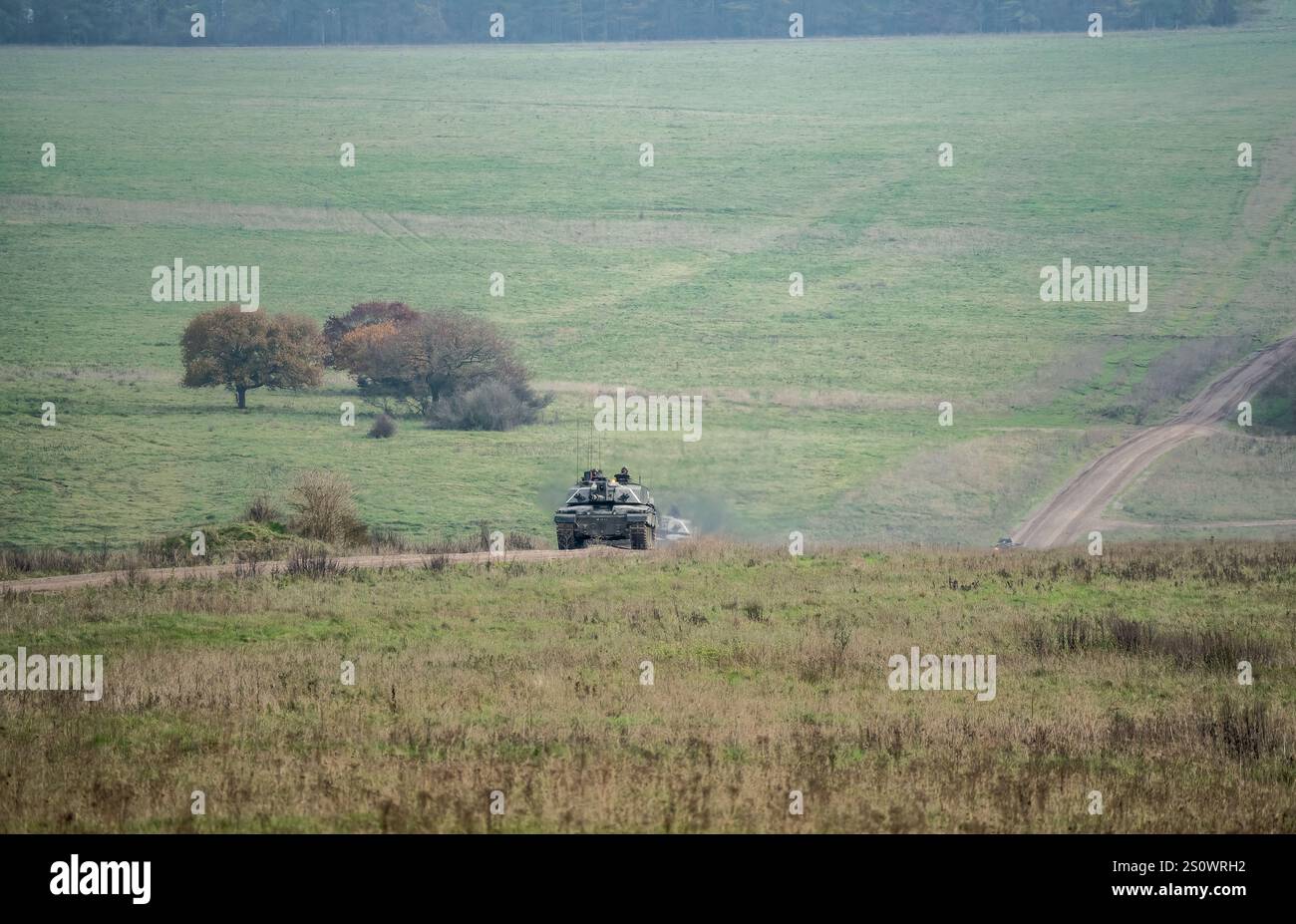 commander and gunner directing a british army challenger ii 2 FV4034 ...