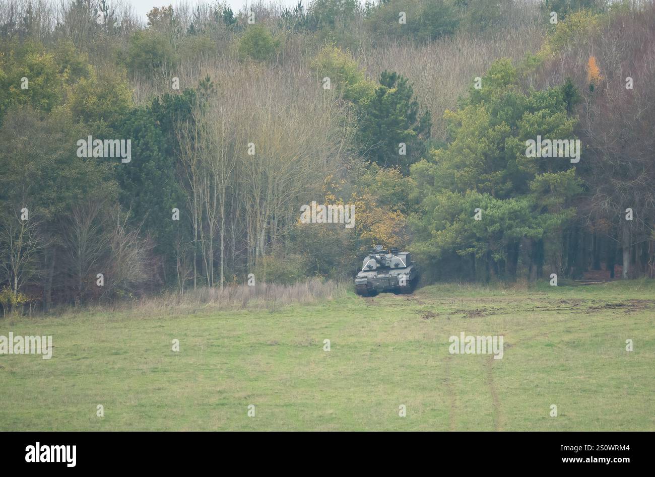 commander and gunner directing a british army challenger ii 2 FV4034 ...