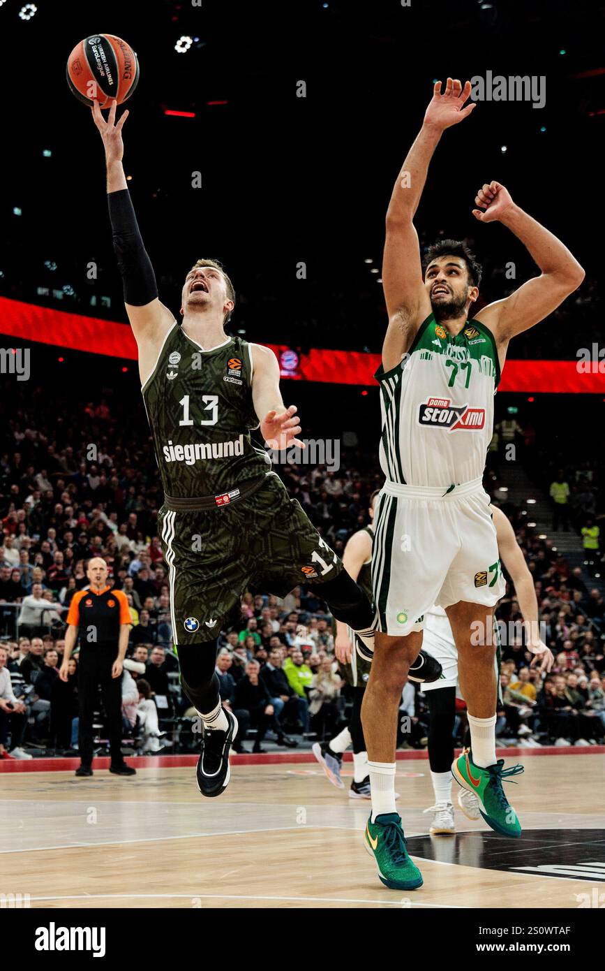 Andreas 'Andi' Obst (FC Bayern M?nchen, 13) im Wurf, Omer Yurtseven ...