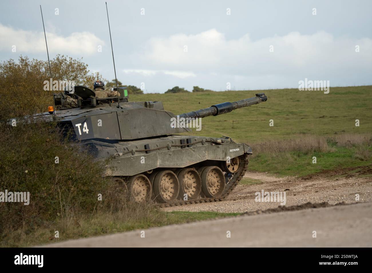 commander and gunner directing a british army challenger ii 2 FV4034 ...