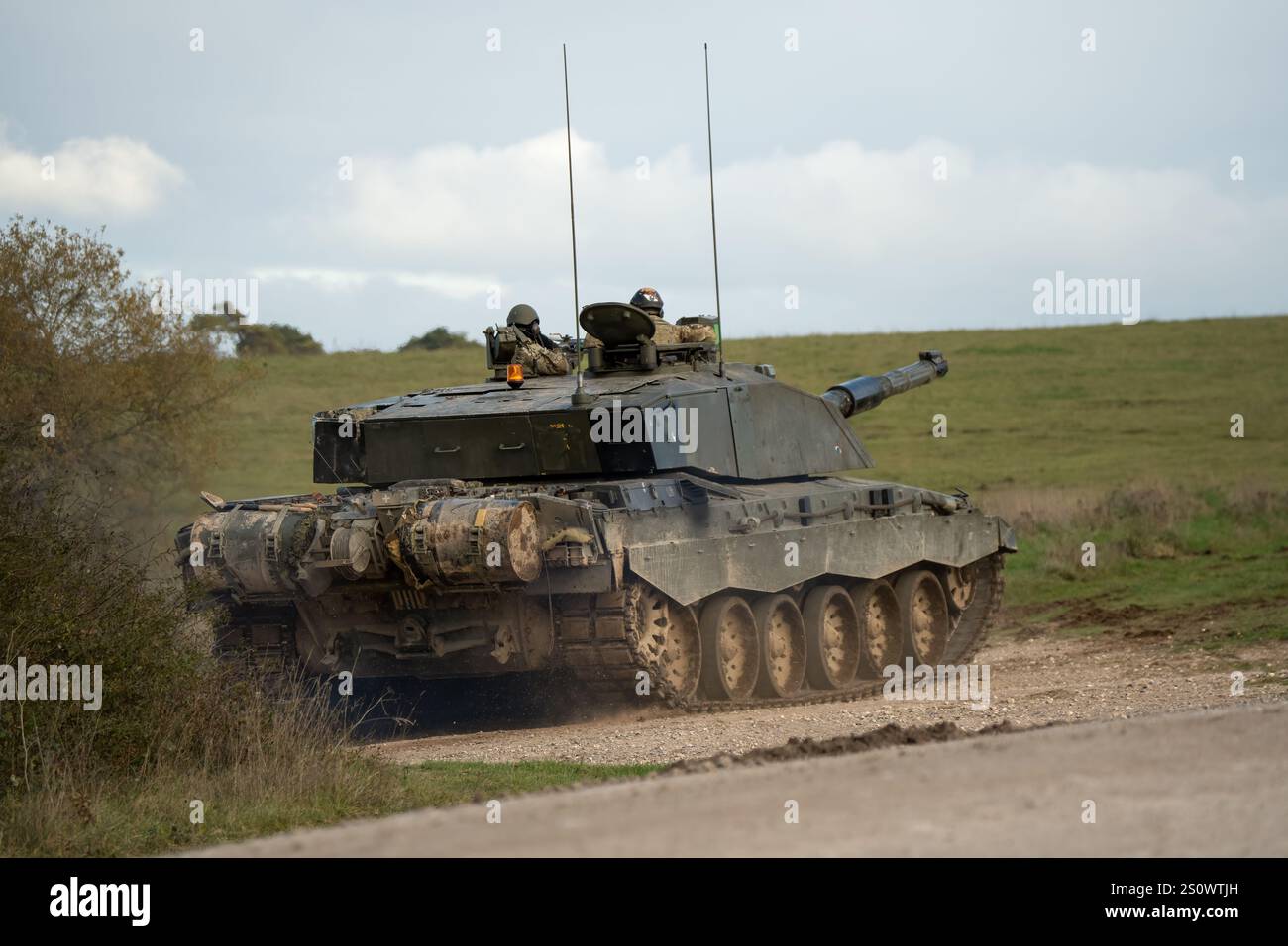 commander and gunner directing a british army challenger ii 2 FV4034 ...