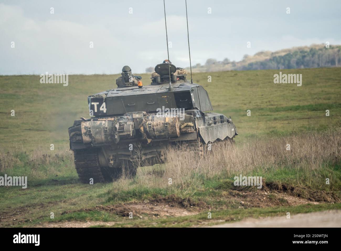 commander and gunner directing a british army challenger ii 2 FV4034 ...
