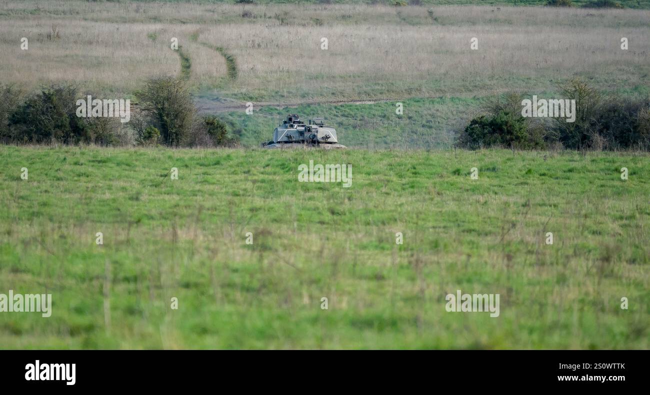 commander and gunner directing a british army challenger ii 2 FV4034 ...