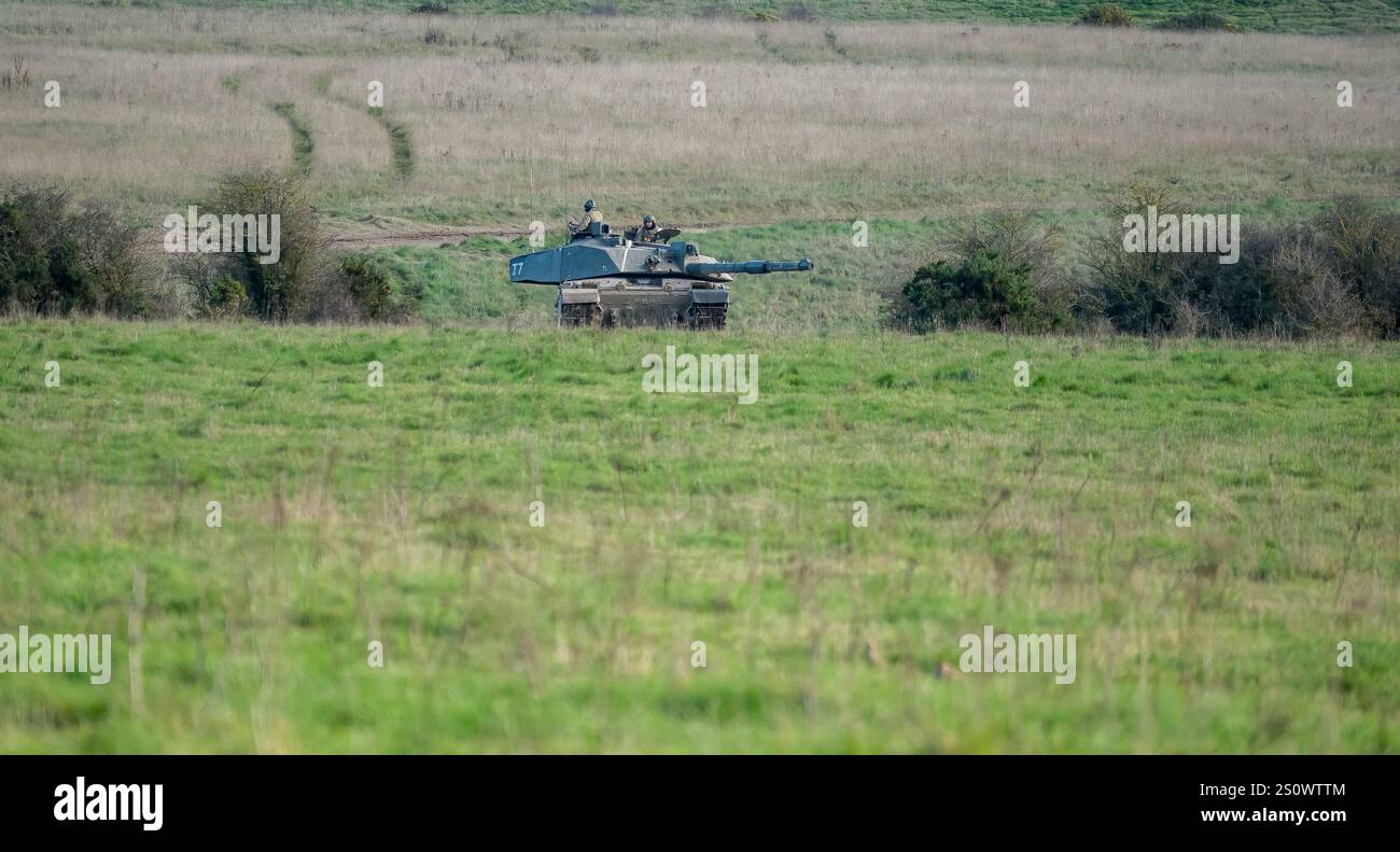 commander and gunner directing a british army challenger ii 2 FV4034 ...