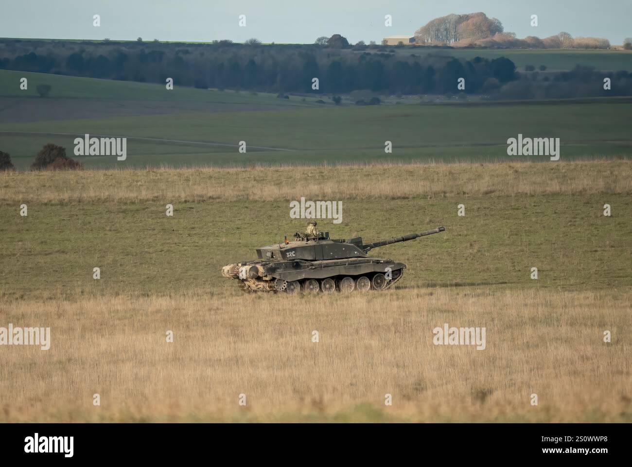 commander and gunner directing a british army challenger ii 2 FV4034 ...