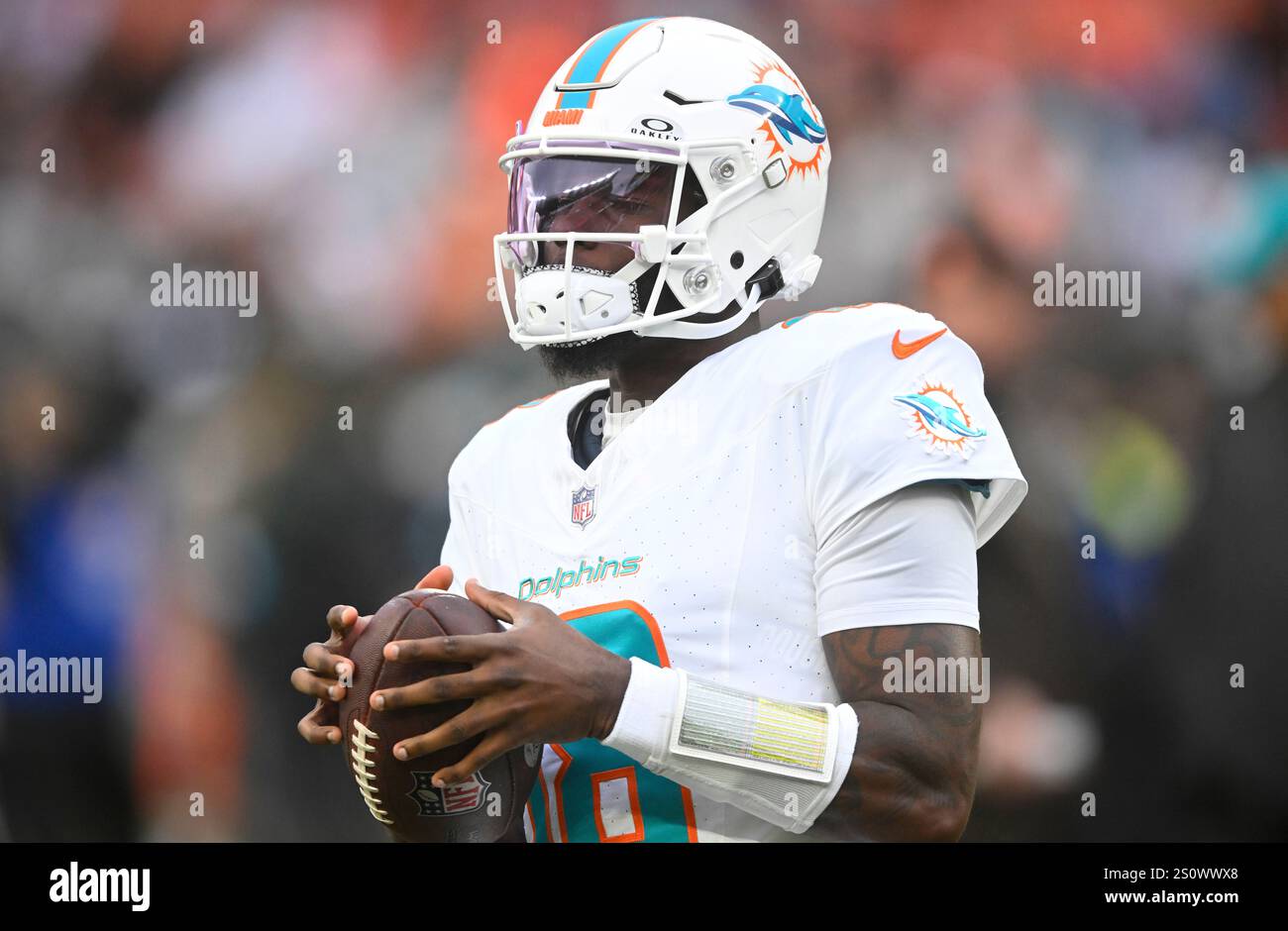 Miami Dolphins quarterback Tyler Huntley (18) warms up before an NFL ...