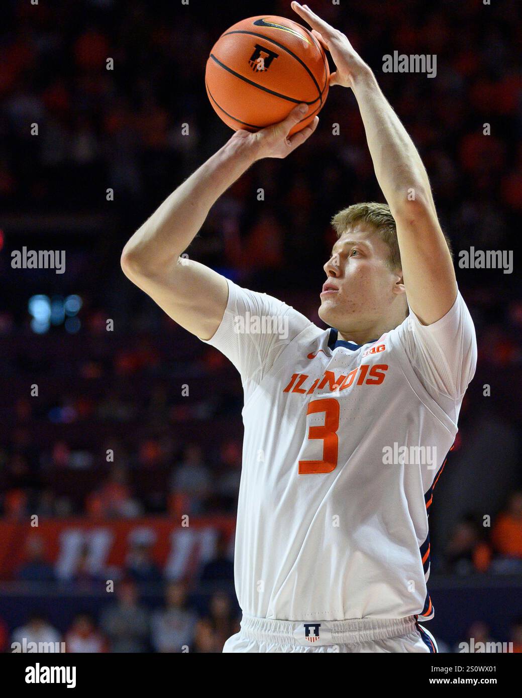 Illinois' Ben Humrichous looks to shoot during the first half of an ...