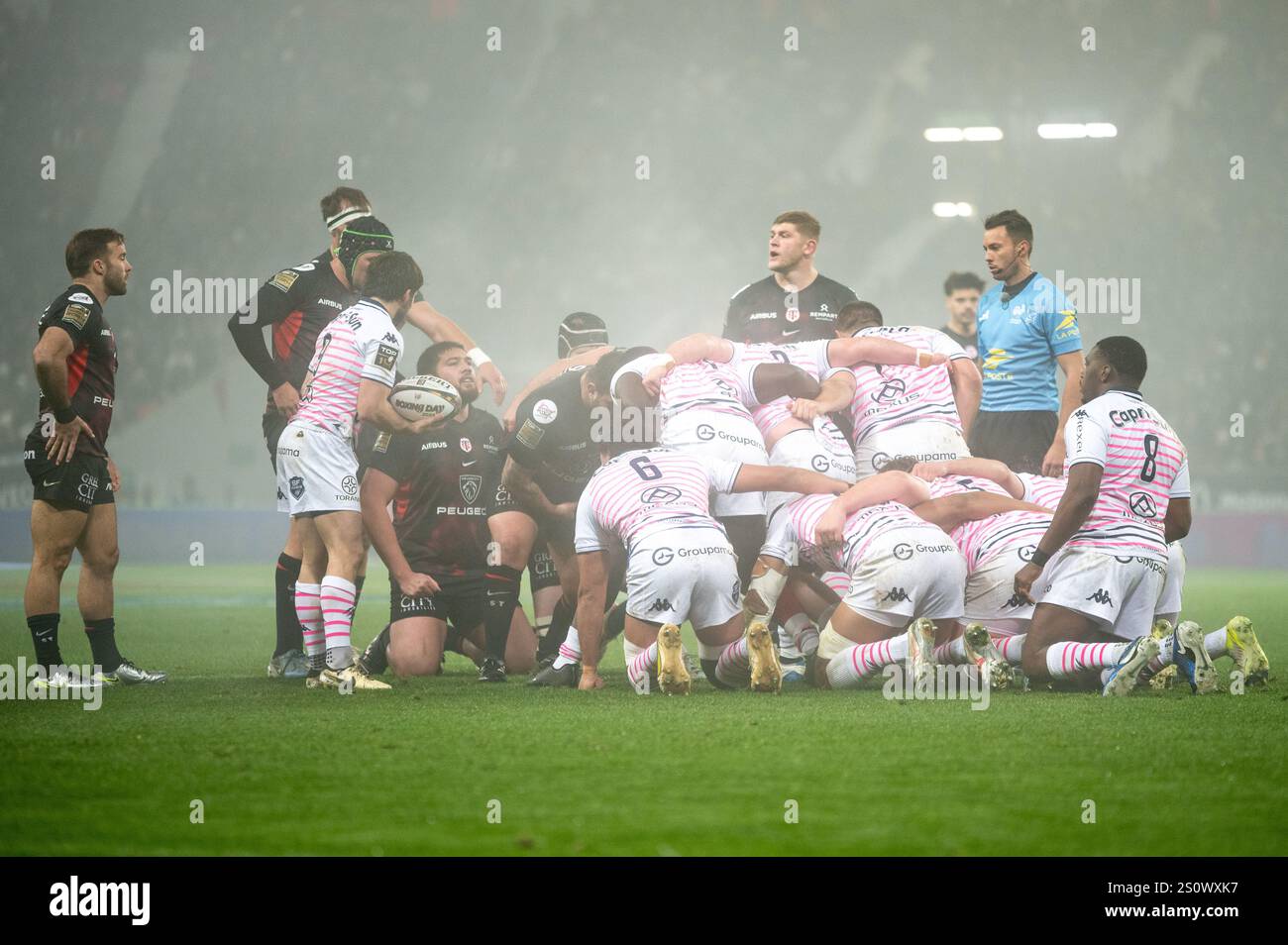 Toulouse, France. 29th Dec, 2024. Scrum of Paris during the French ...