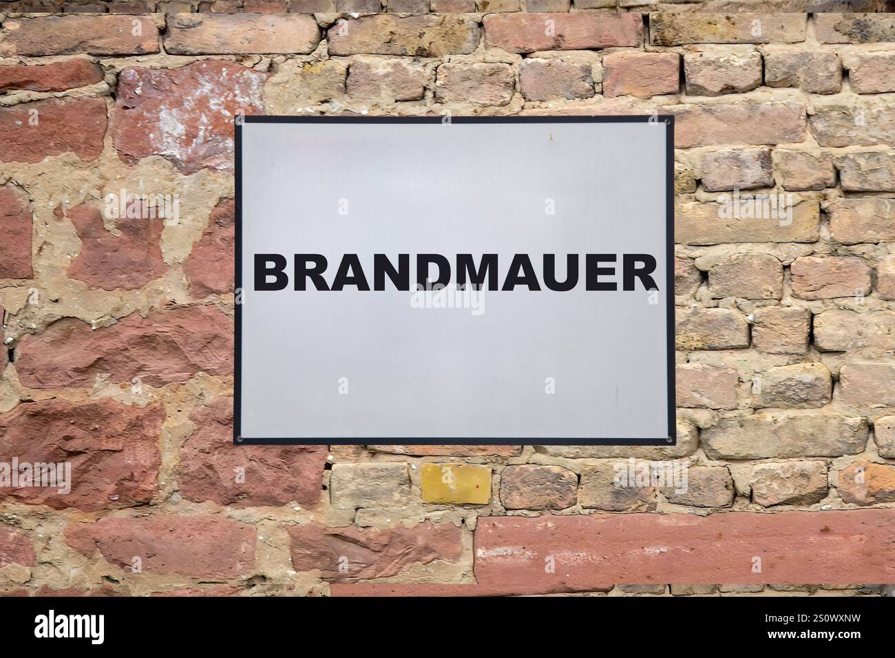 Symbolbild politische Brandmauer in Deutschland: Schild mit der ...