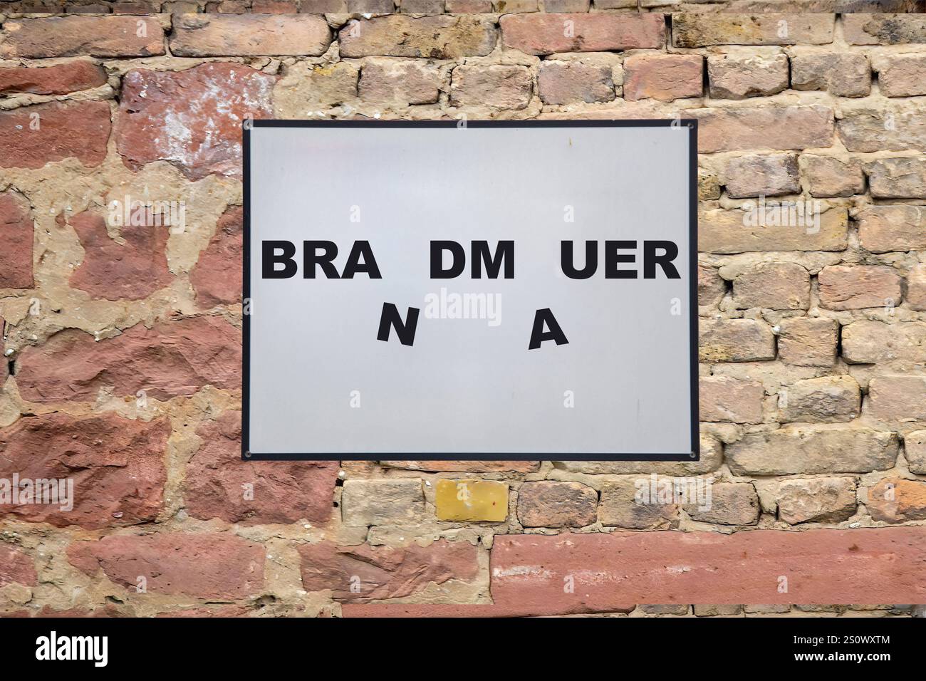 Symbolbild politische Brandmauer in Deutschland: Schild mit der ...