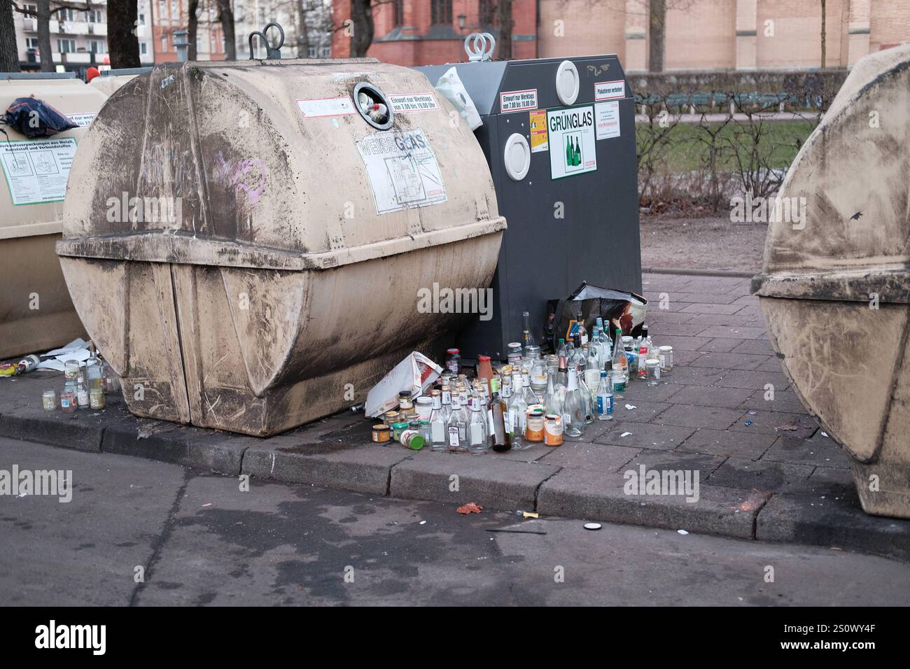 Leergut neben Glascontainer Leergut neben Glascontainer. Die Container ...