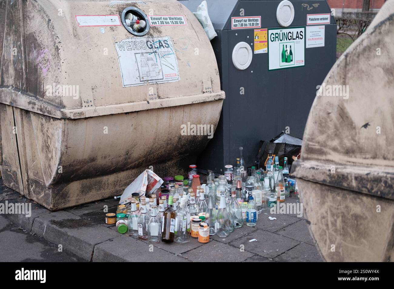 Leergut neben Glascontainer Leergut neben Glascontainer. Die Container ...