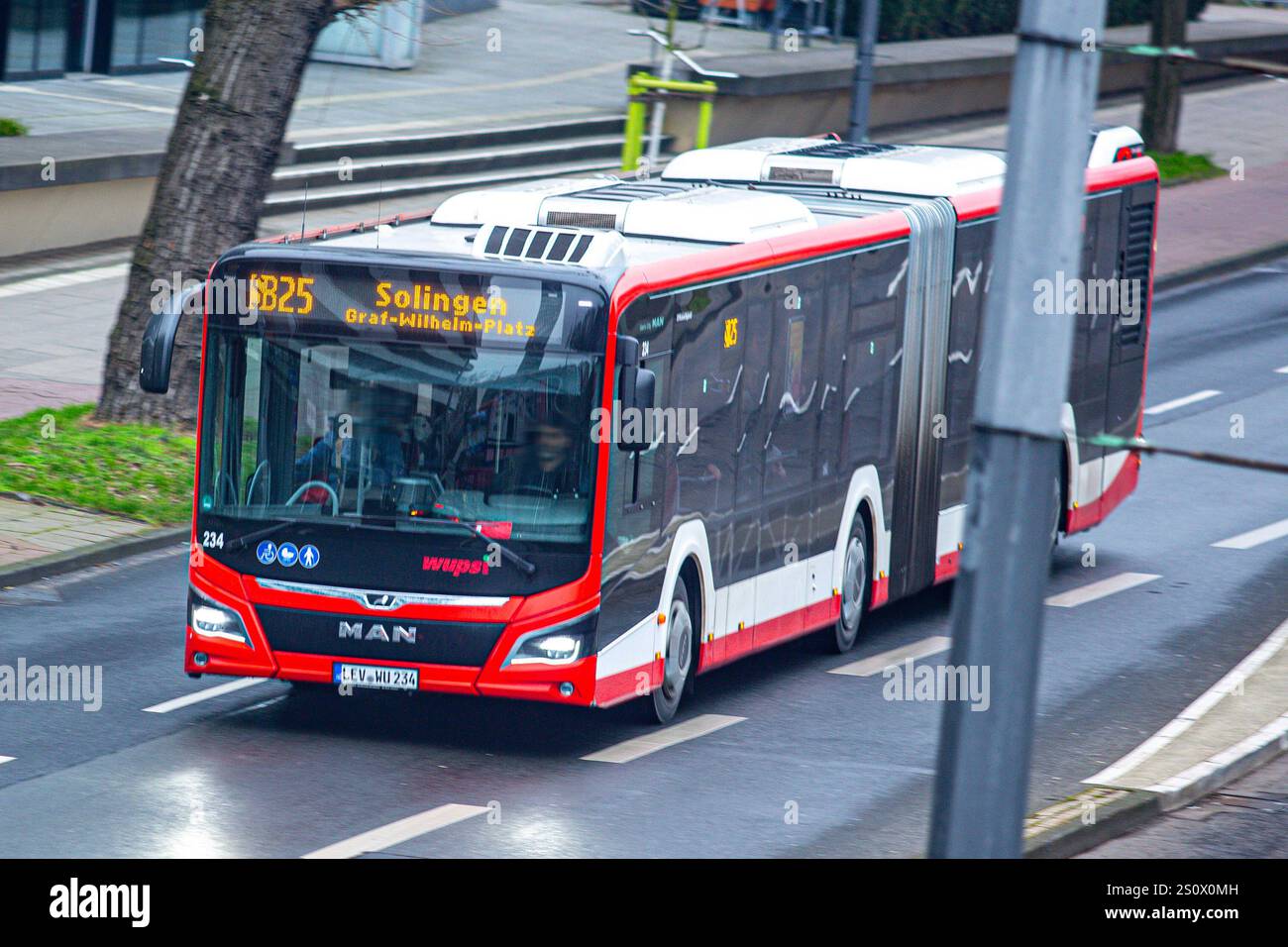 Bus der Linie SB 25, die zwischen Köln und Solingen verkehrt. SB 25 ...
