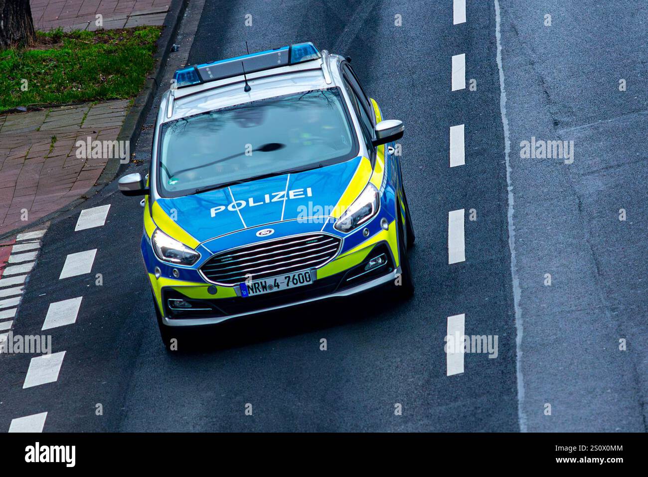Ein Ford der NRW-Polizei auf einer Straße in Köln. Polizeiwagen *** A ...