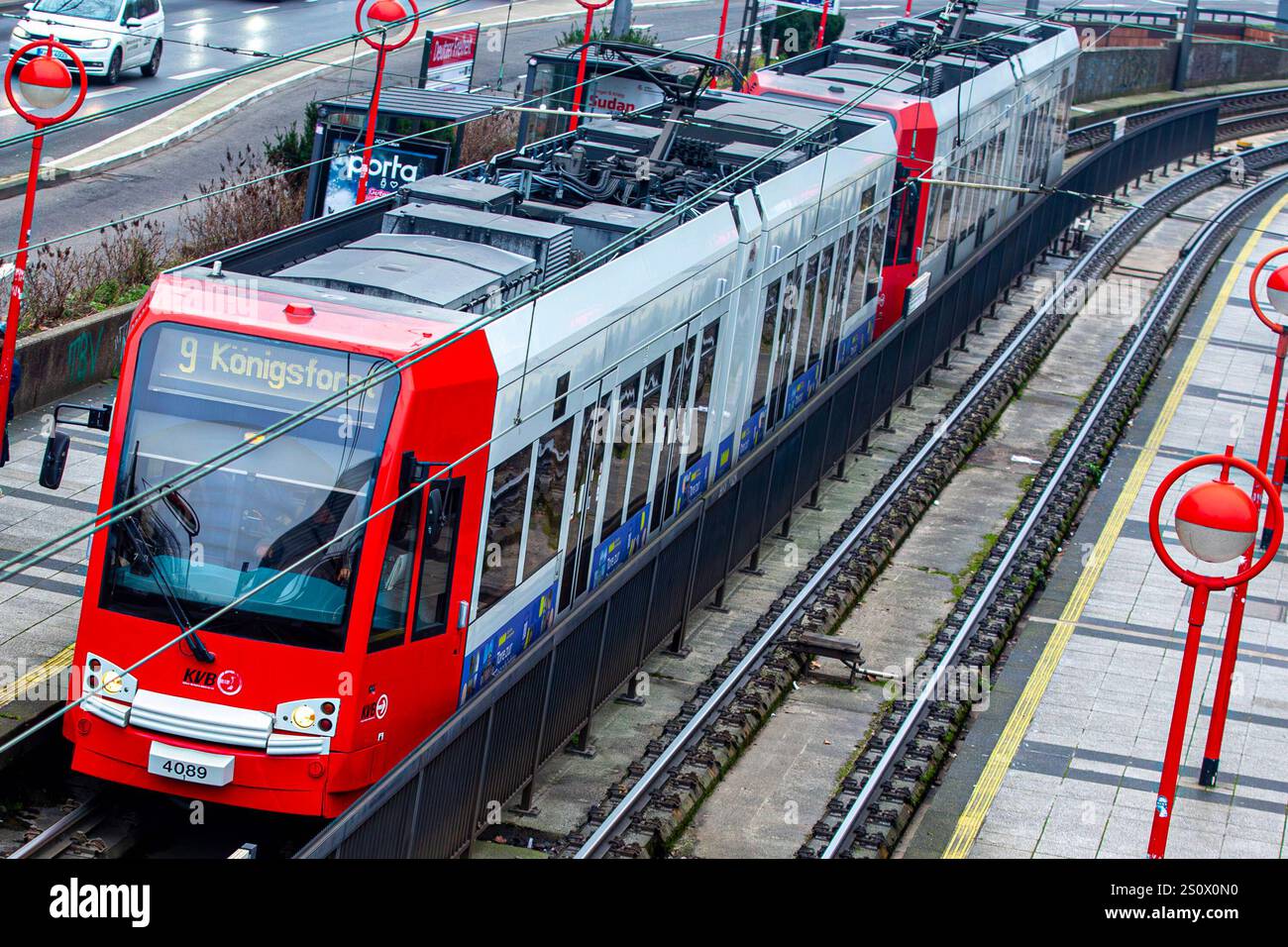 Bahn der Linie 9 an der Haltestelle Deutzer Freiheit. Die Linie 9 ist ...