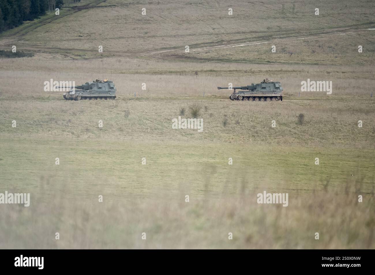 a pair of British army AS90 (AS-90 Braveheart Gun Equipment 155mm L131 ...
