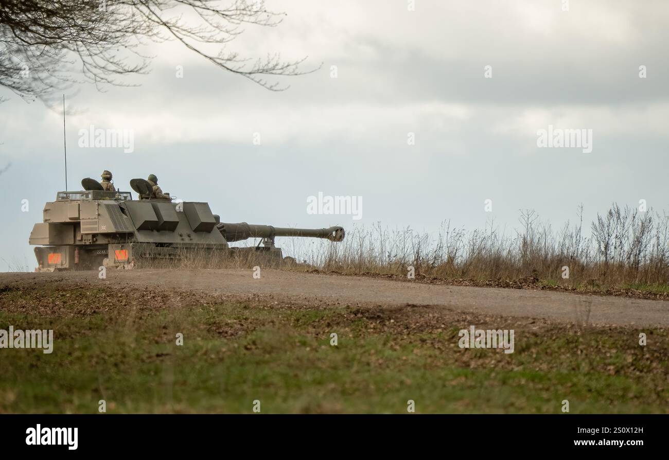a British army AS90 (AS-90 Braveheart Gun Equipment 155mm L131 ...