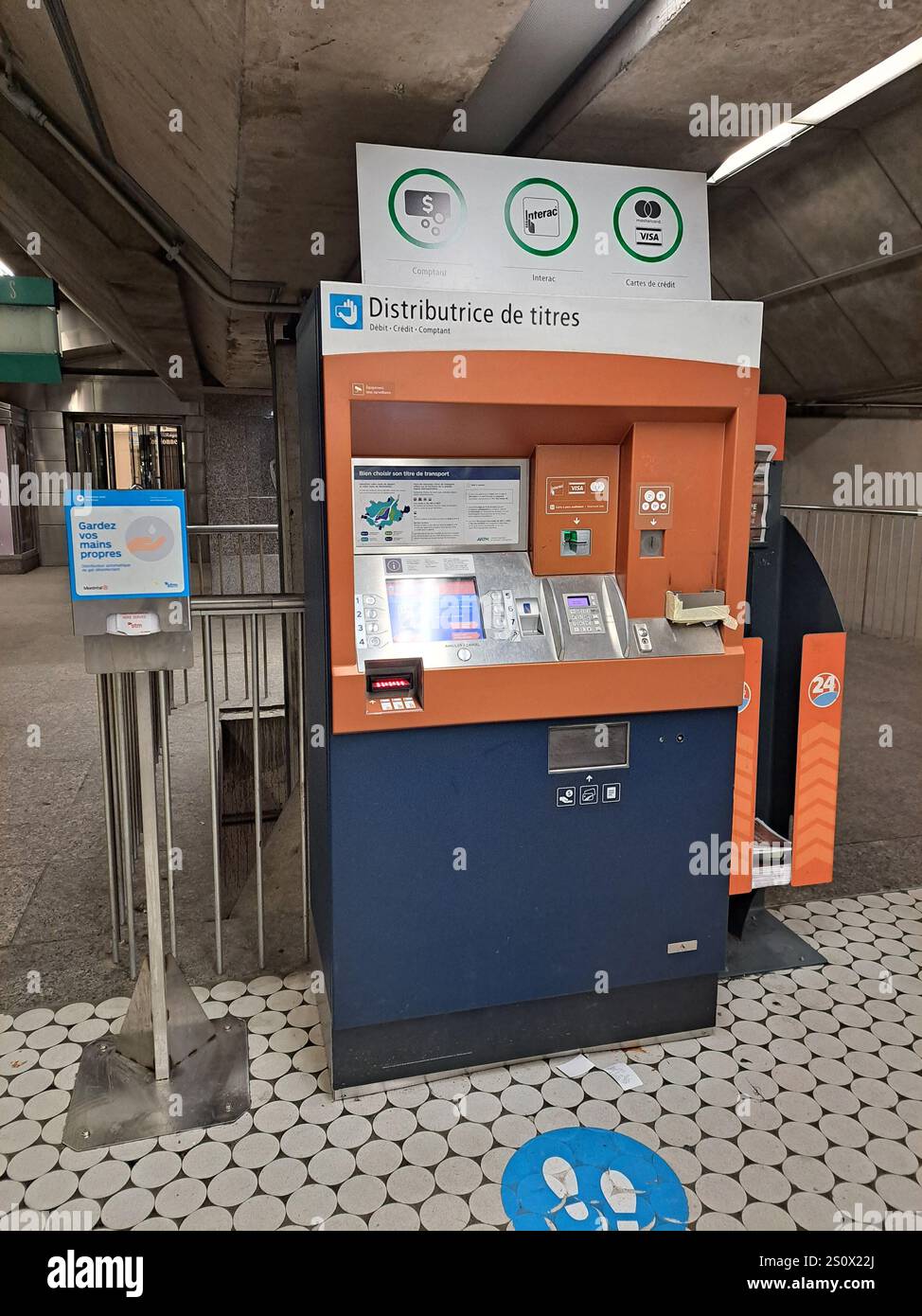 Platform ticket machine hi-res stock photography and images - Alamy