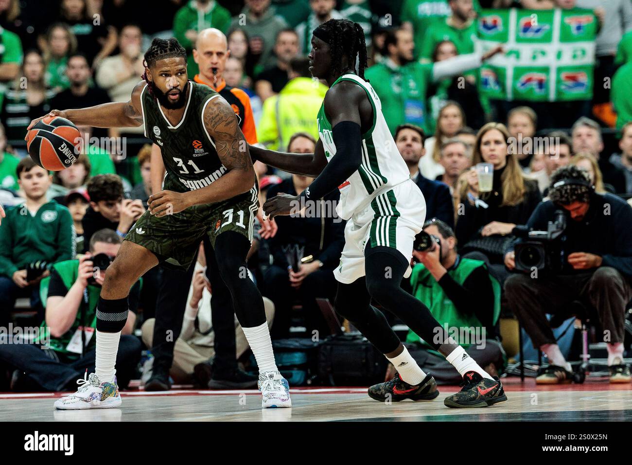 Devin Booker (FC Bayern M?nchen, 31) am Ball, Wenyen Gabriel ...