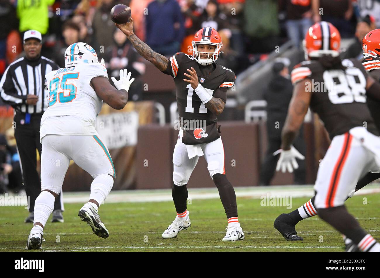 Cleveland Browns quarterback Dorian Thompson-Robinson (17) passes ...