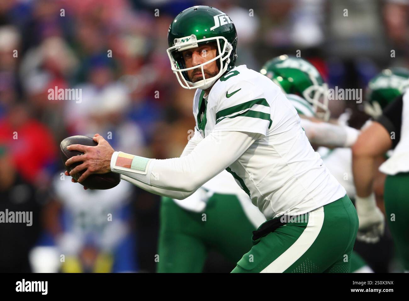 New York Jets quarterback Aaron Rodgers (8) looks to handoff the ball ...