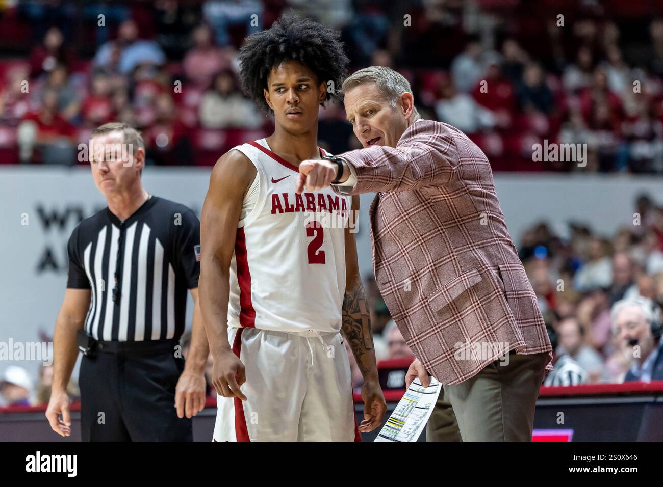 Alabama head coach Nate Oats works with Alabama guard Aden Holloway (2 ...