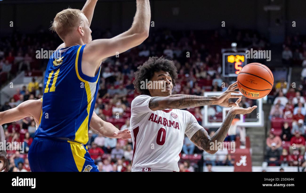 Alabama guard Labaron Philon (0) passes the ball back to the perimeter ...