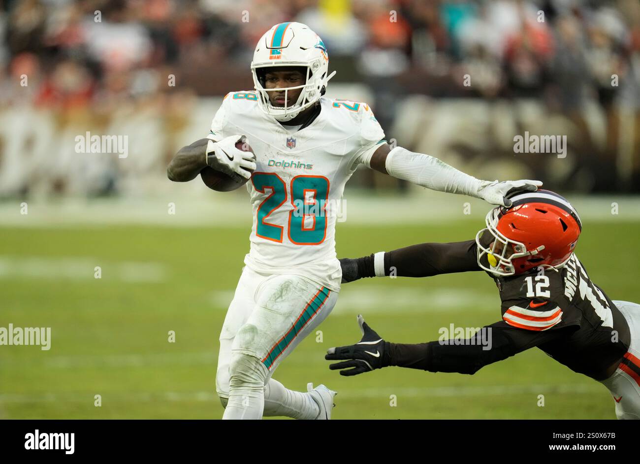 Miami Dolphins running back De'Von Achane (28) runs past Cleveland ...
