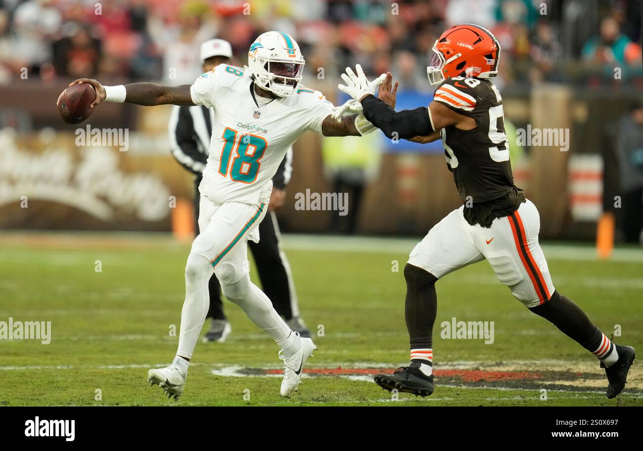 Miami Dolphins quarterback Tyler Huntley (18) is pressured by Cleveland ...