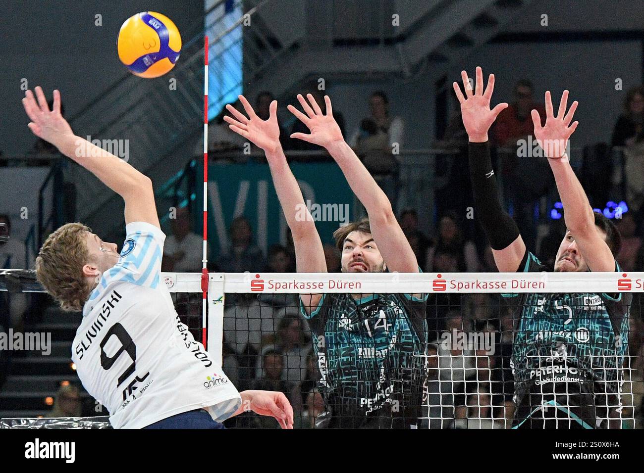 v.li.: Matthew Slivinski (ASV Dachau, 9) schmettert den Ball, Matthew Neaves (Powervolleys Düren ...