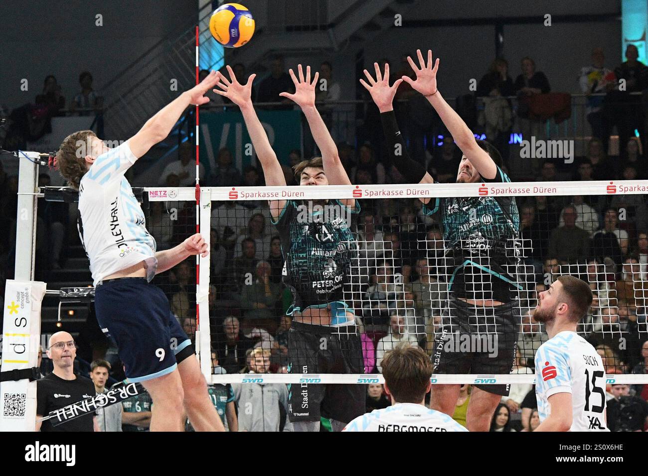 v.li.: Matthew Slivinski (ASV Dachau, 9) schmettert den Ball, 29.12.2024, Düren (Deutschland ...