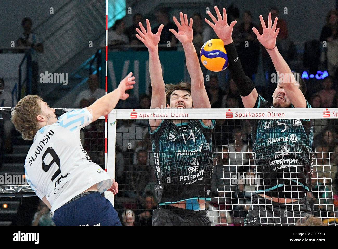 v.li.: Matthew Slivinski (ASV Dachau, 9) schmettert den Ball, Matthew Neaves (Powervolleys Düren ...