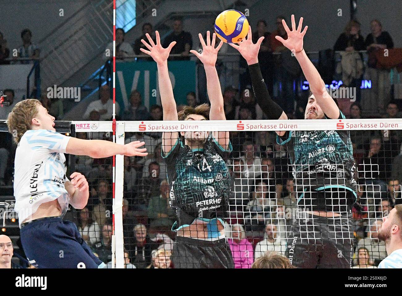 v.li.: Matthew Slivinski (ASV Dachau, 9) schmettert den Ball, Matthew Neaves (Powervolleys Düren ...