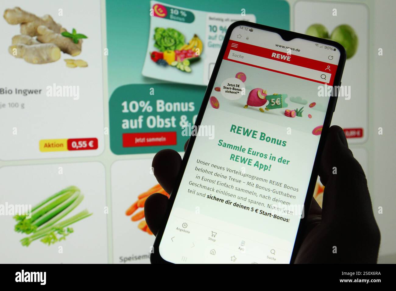 Auf einem Smartphone wurde die Website vom Lebensmittelhändler Rewe mit ...