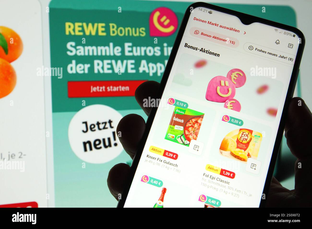 Auf einem Smartphone wurde die APP vom Lebensmittelhändler Rewe mit dem ...