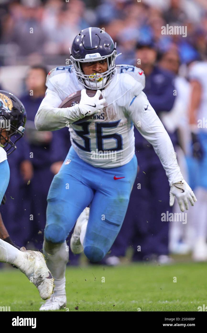 Tennessee Titans running back Julius Chestnut (36) runs the ball ...