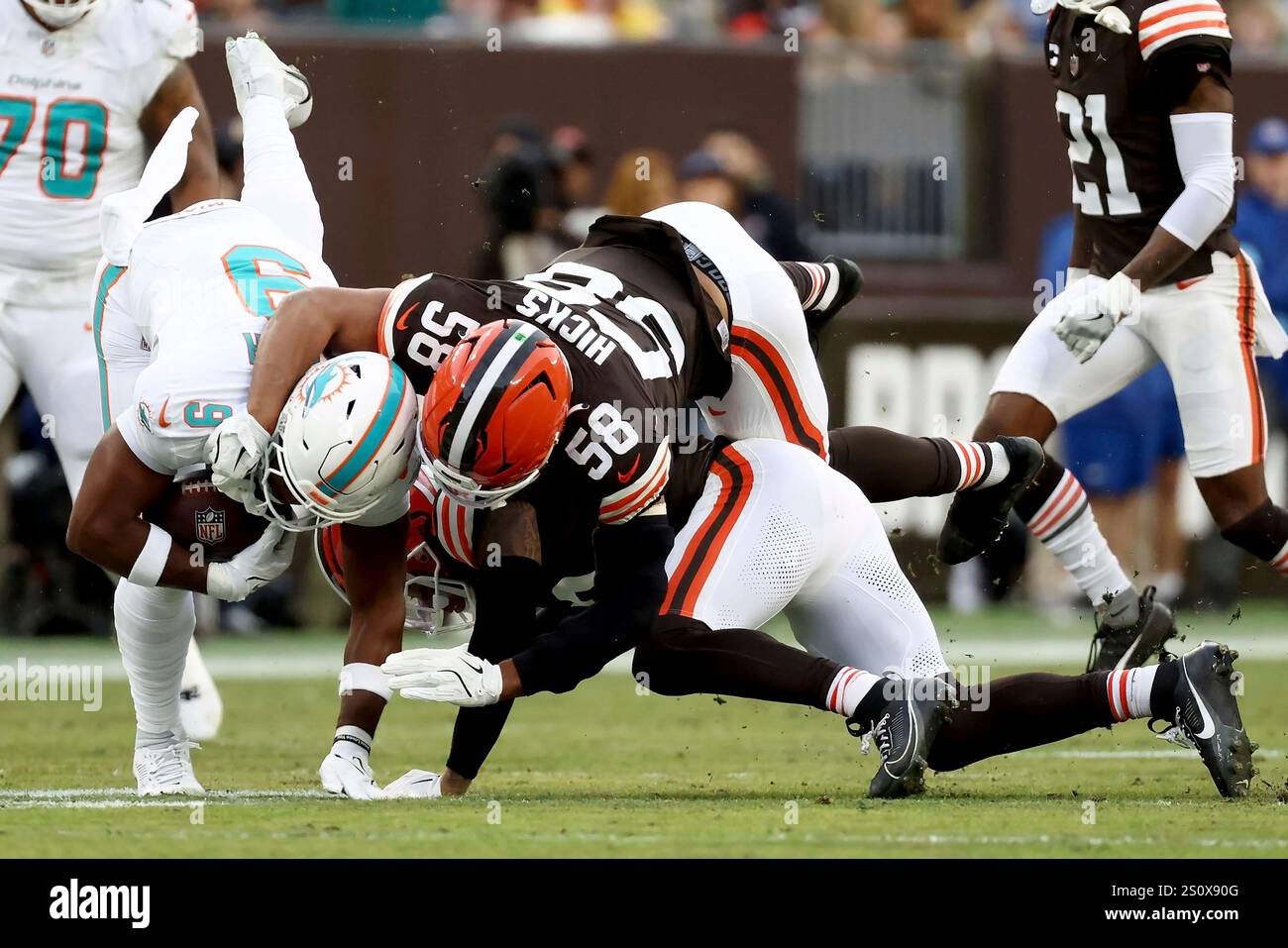 Miami Dolphins tight end Jonnu Smith (9) is tackled by Cleveland Browns ...
