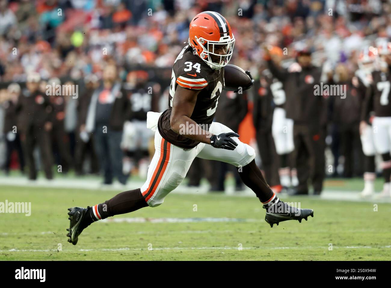 Cleveland Browns running back Jerome Ford (34) runs with the ball ...