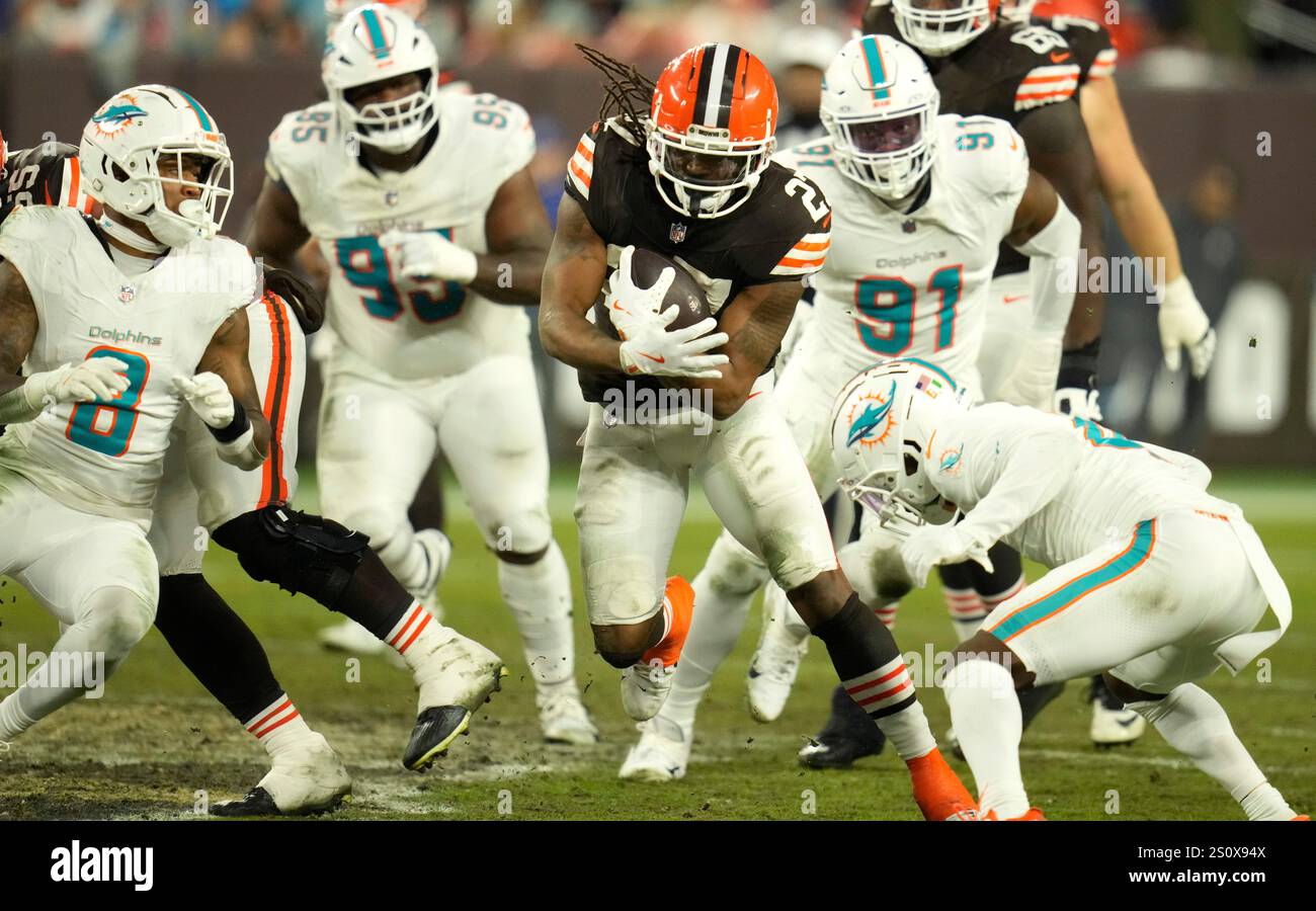 Cleveland Browns running back D'Onta Foreman, center, runs during the ...