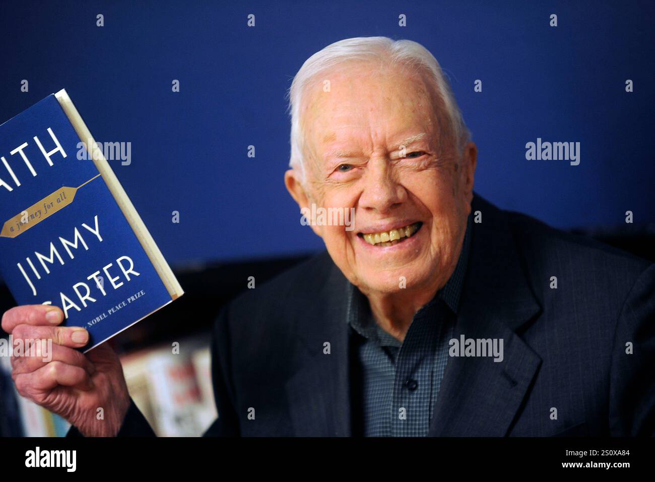 Jimmy Carter siginert sein Buch 'Faith: A Journey for All' bei inder ...
