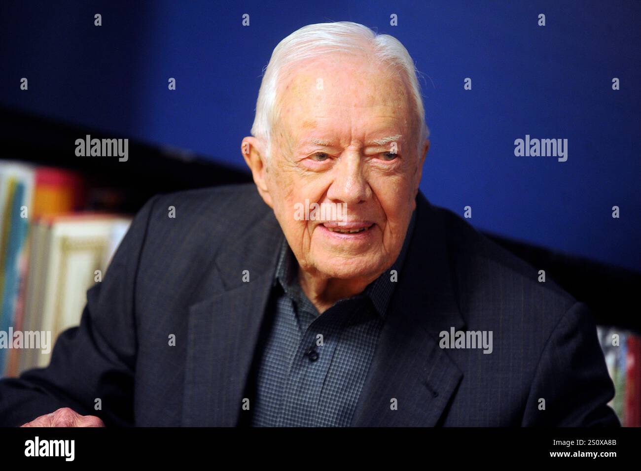 Jimmy Carter siginert sein Buch 'Faith: A Journey for All' bei inder ...