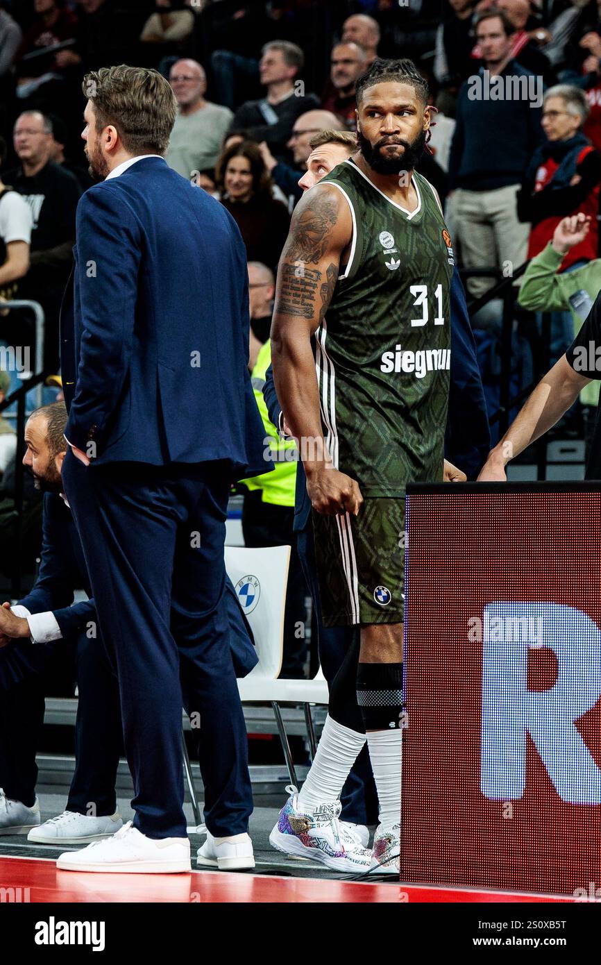 Devin Booker (FC Bayern M?nchen, 31) geht mit geballten F?usten und h ...