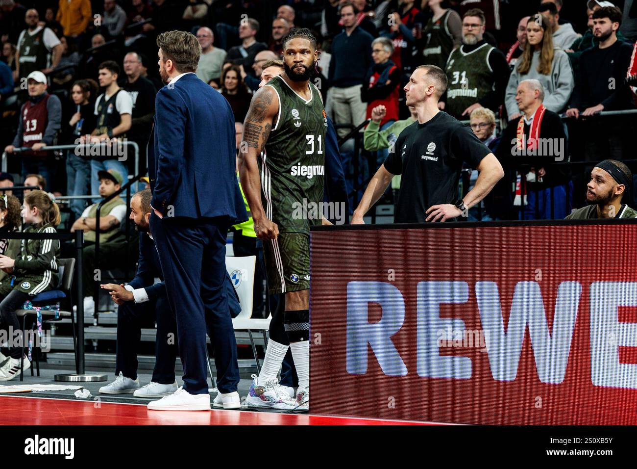 Devin Booker (FC Bayern M?nchen, 31) geht mit geballten F?usten und h ...