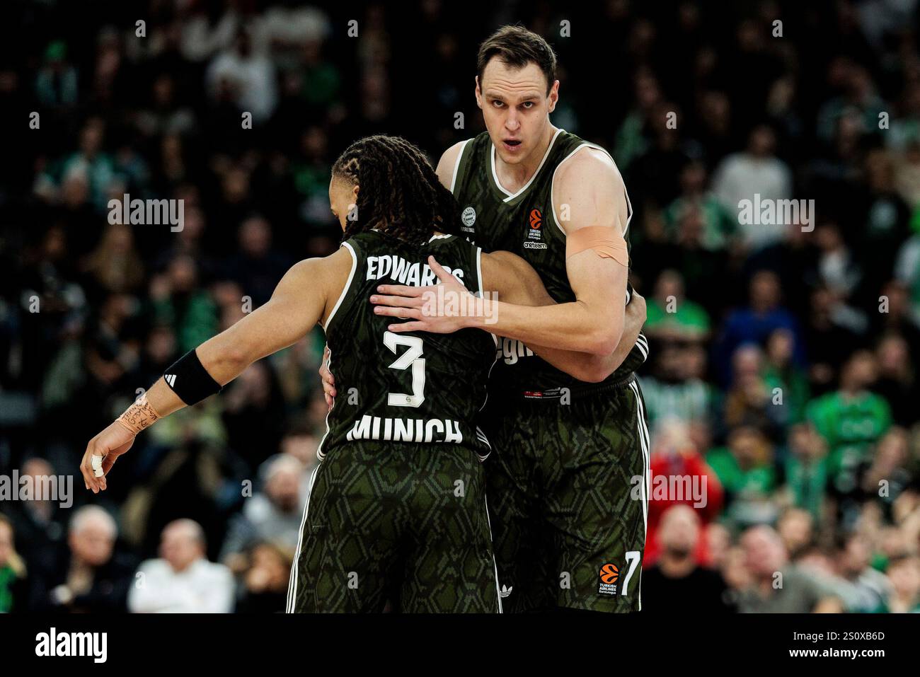 Carsen Edwards (FC Bayern M?nchen, 3) und Johannes Voigtmann (FC Bayern ...