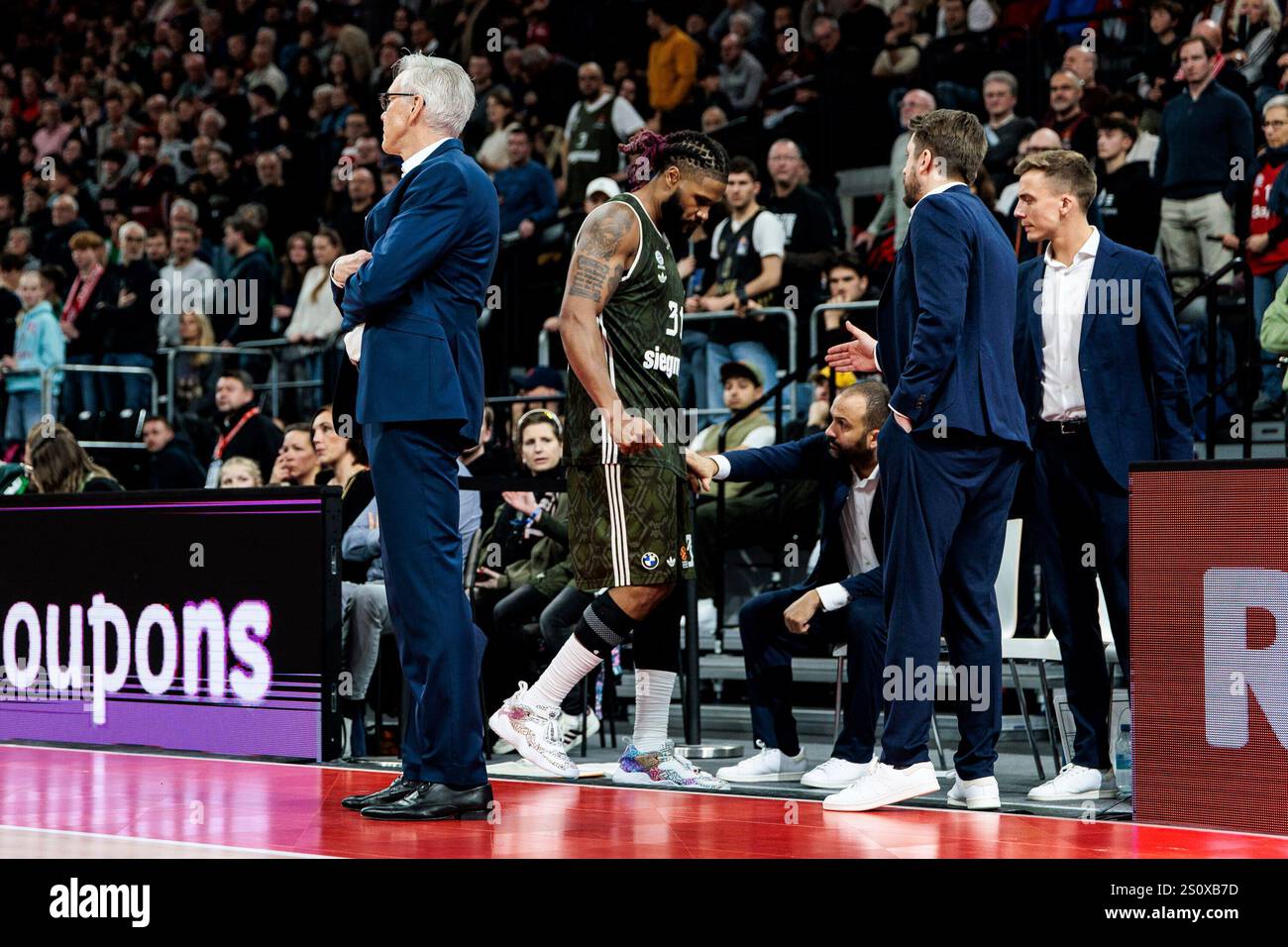 Devin Booker (FC Bayern M?nchen, 31) geht mit geballten F?usten und h?ngendem Kopf nach seinem 5 ...