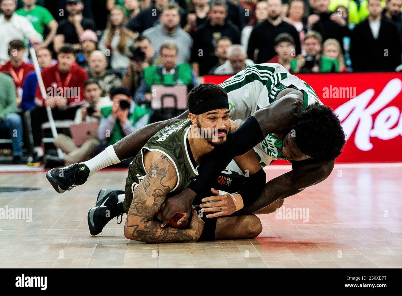 Nick Weiler-Babb (FC Bayern M?nchen, 0) und Kendrick Nunn ...