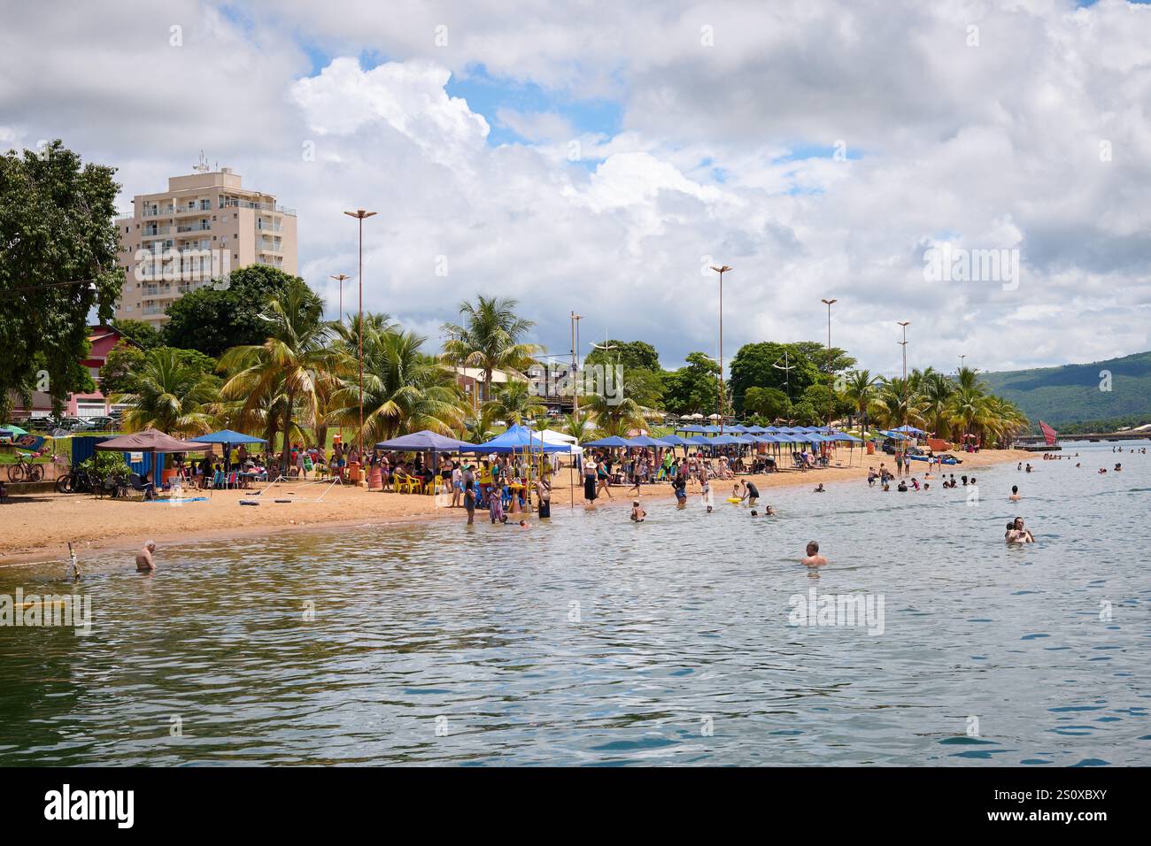 Rifaina, Brazil. 29th Dec, 2024. Bathers enjoy the artificial beach of ...