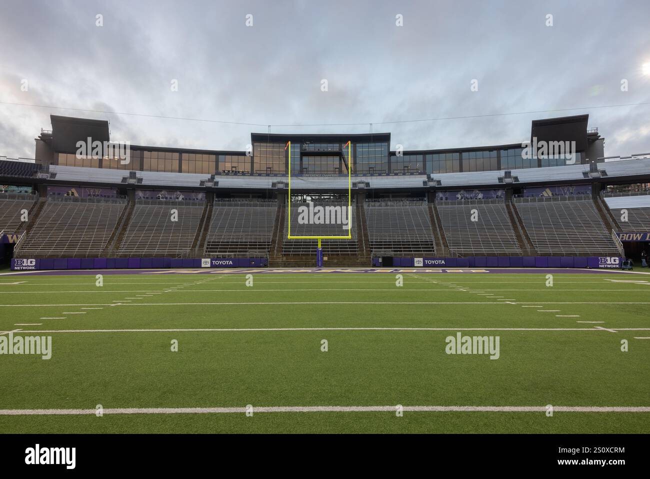 University of Washington Husky Stadium Stock Photo - Alamy
