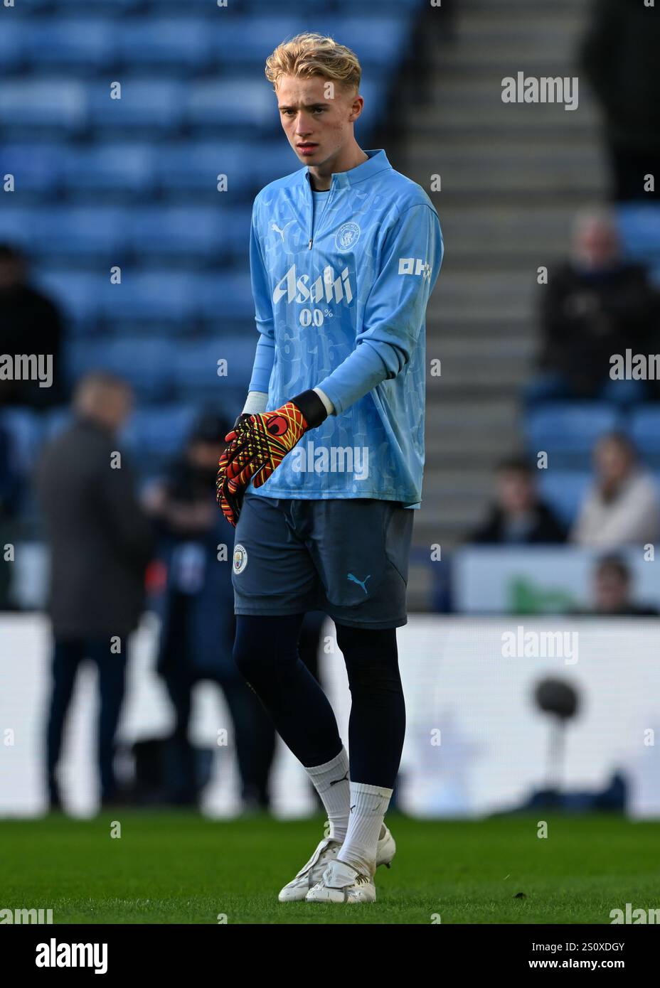 Leicester, UK. 29th Dec, 2024. Spike Brits of Manchester City warms up ...