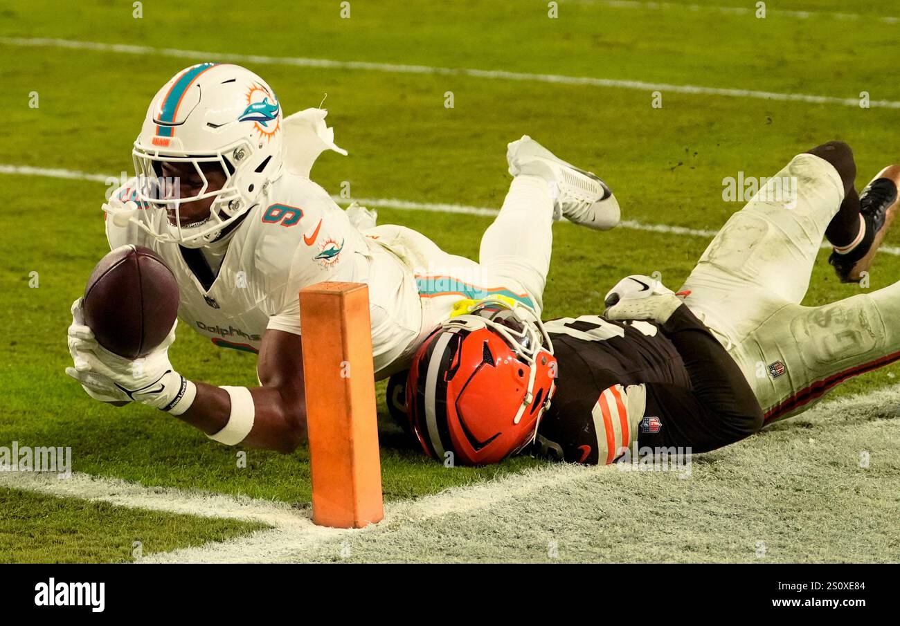 Miami Dolphins tight end Jonnu Smith (9) scores a touchdown past ...
